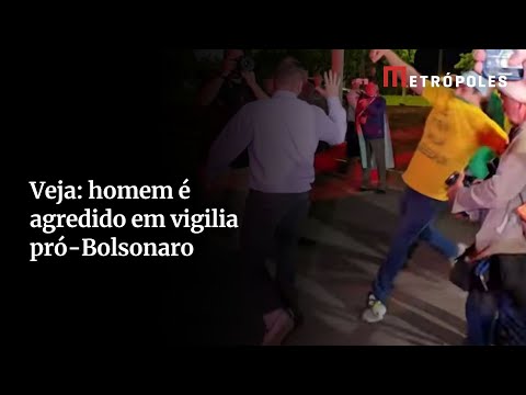 Homem é agredido em vigilia pró-Bolsonaro após dizer para Flávio: “Seu pai abriu 700 mil covas”