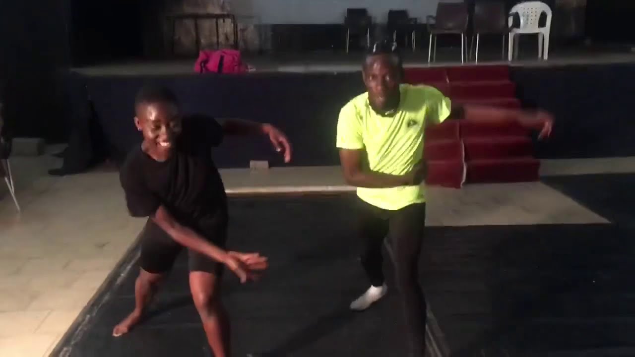 DANCING SABAR DANCE IN SENEGAL - YouTube