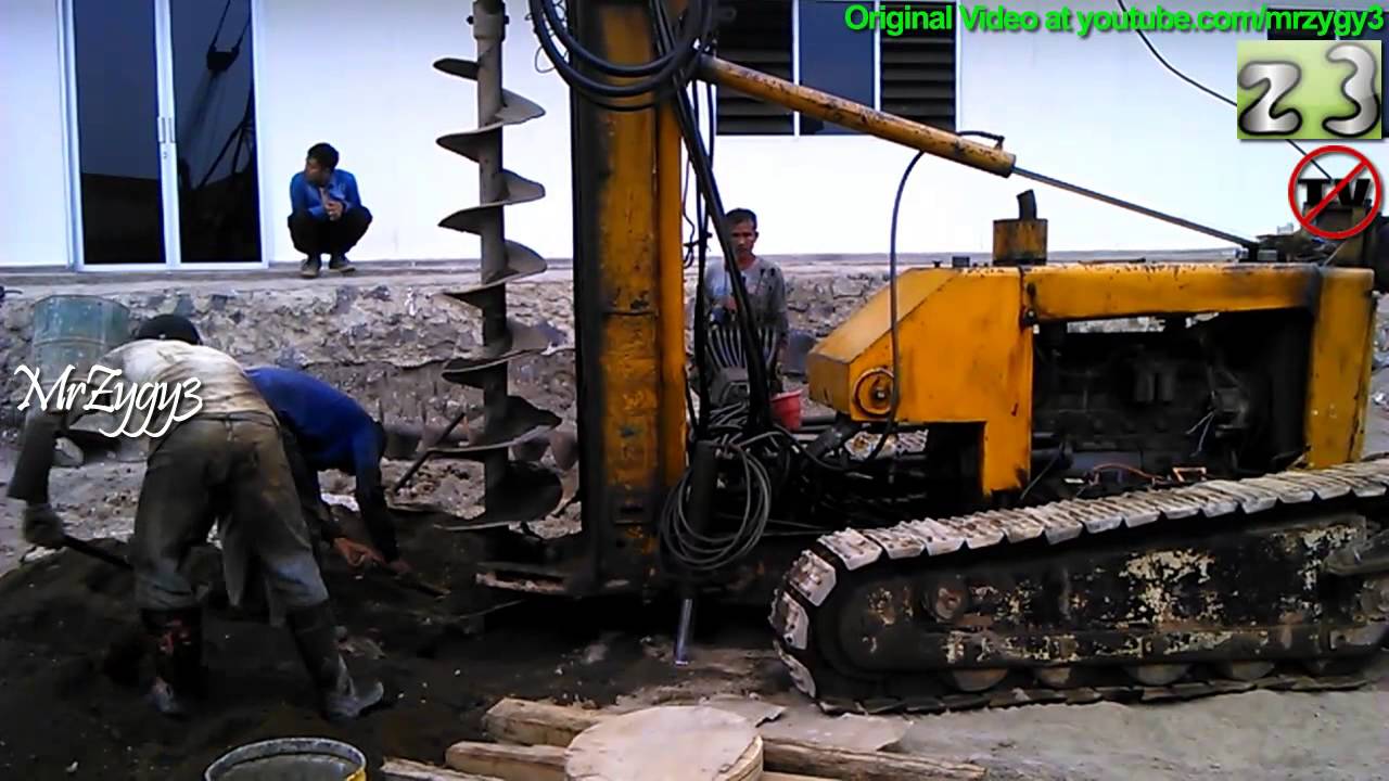 Crawler Drilling Rig Machine - YouTube