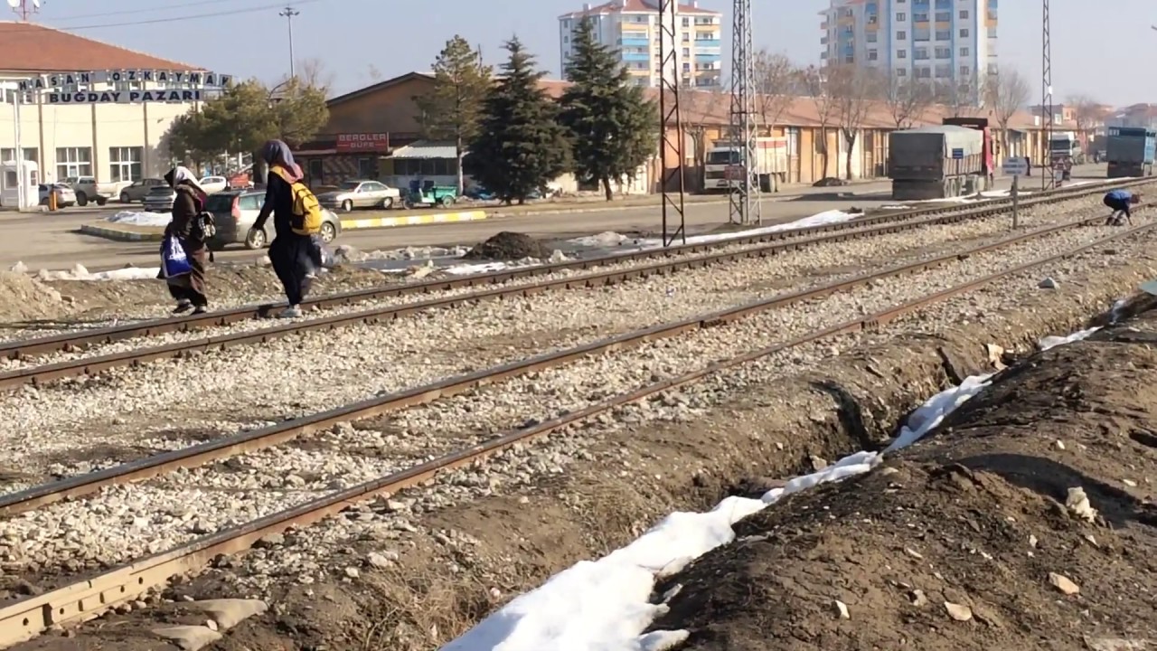 Rayların üzerinde yürüyen tren delisi adam - YouTube