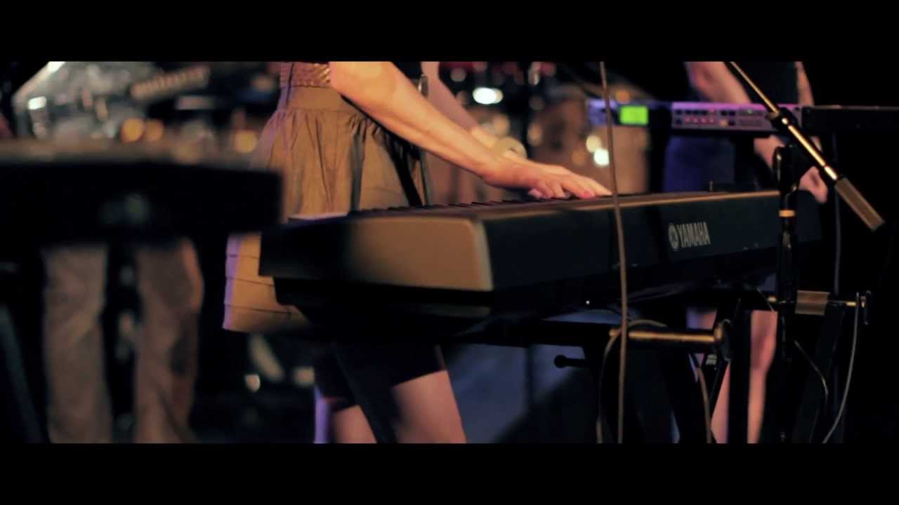 Leslie Hunt + Band performs "To Me, You're Everything" - YouTube