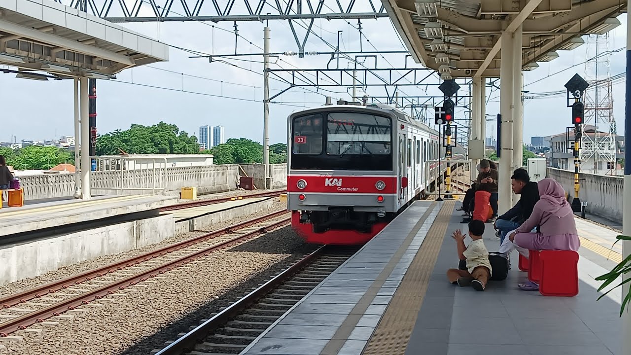 Footage suasana dalam KRL Commuter Line - YouTube