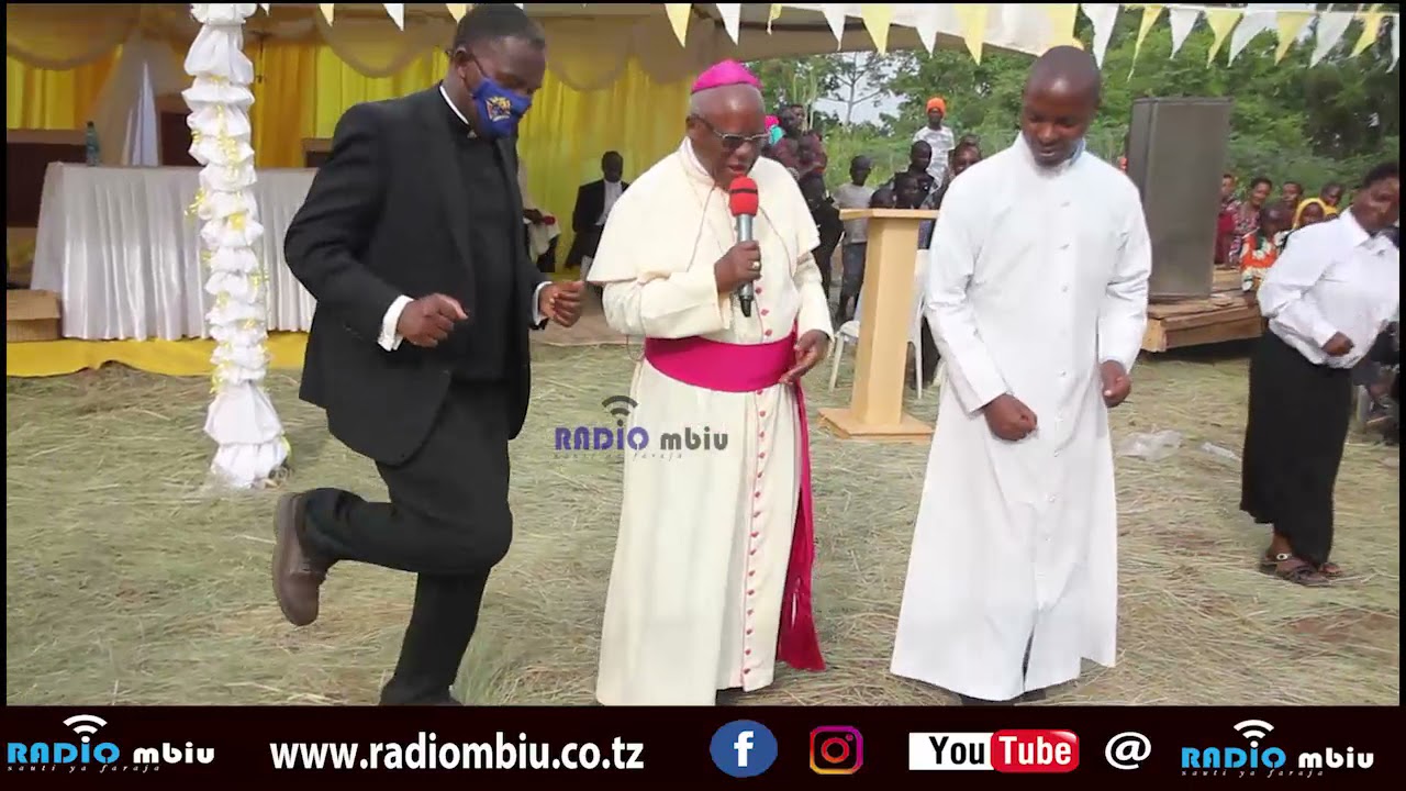 Askofu Kilaini aongoza na kucheza wimbo wa Shukrani. - YouTube