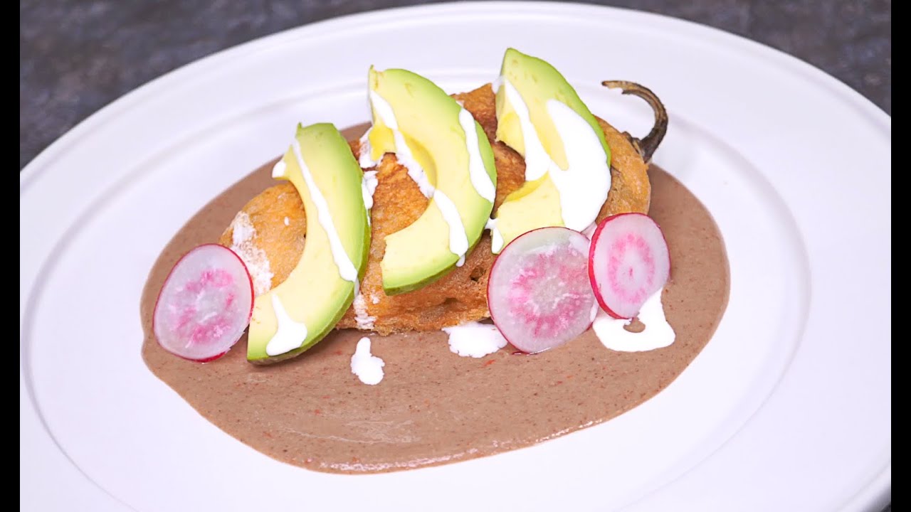 Chiles anchos rellenos en salsa de frijol y plátano macho - YouTube