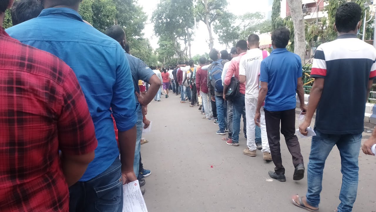 railway group d ka Exam ke liye line mai lge huye student Kolkata TCS ...