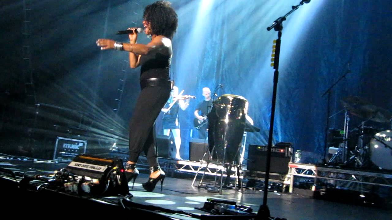 Moby, In this world live @ The Roundhouse, London - YouTube
