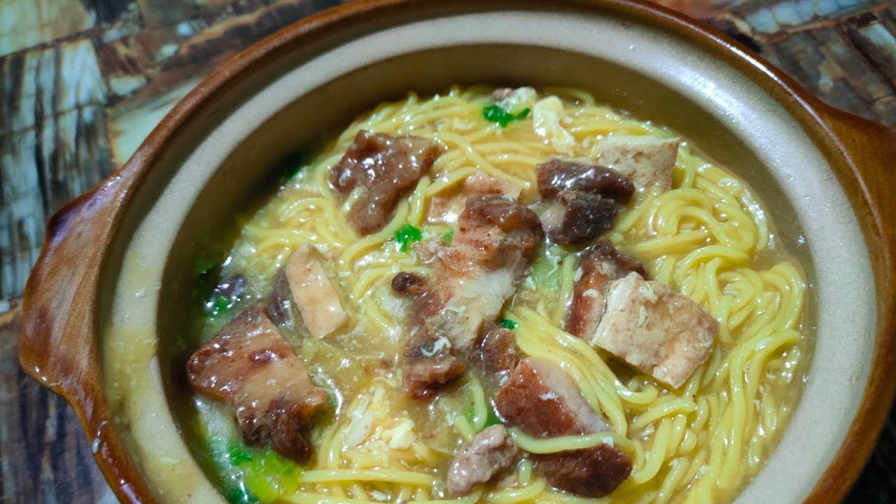#33 Lomi gamit ang miki with Crispy Liempo - YouTube