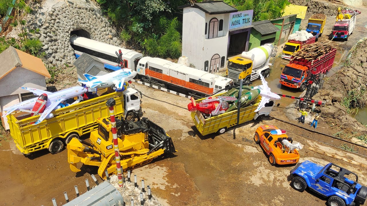 Kereta Api Tabrak Mobil Truk Oleng Muatan Pesawat Luar Angkasa ...