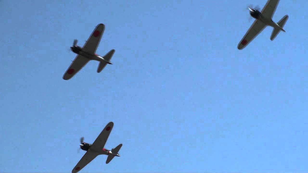 A6M Zero formation flight 3日本ゼロの航空機を飛行形成 - YouTube