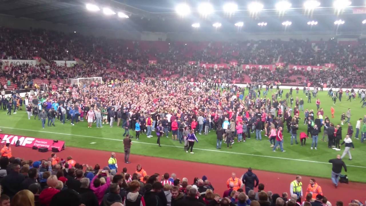 Andy Wilkinson goal causes Stoke City Pitch Invasion - YouTube