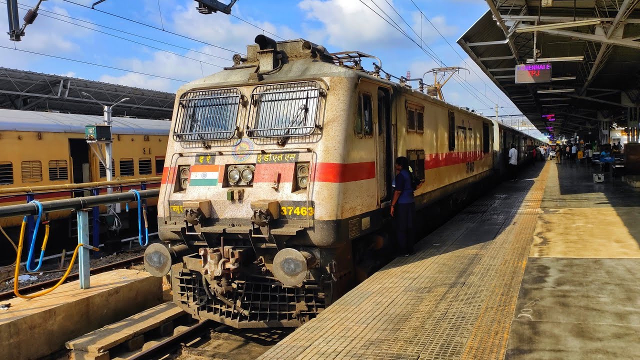 12636/Madurai Chennai Egmore Vaigai SF Express departing ...