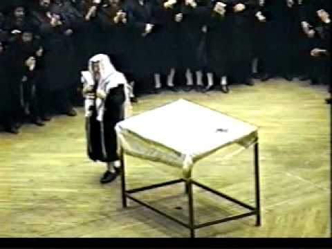 Bobover Rebbe ZT"L dancing Hakufas on Simchas Torah - YouTube