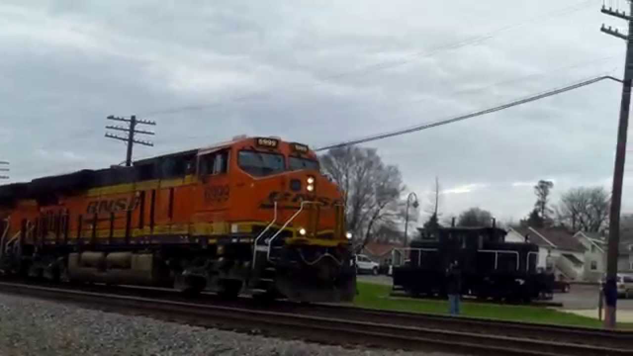BNSF 6999 leads 6 engine set on EB stack-trailer - YouTube