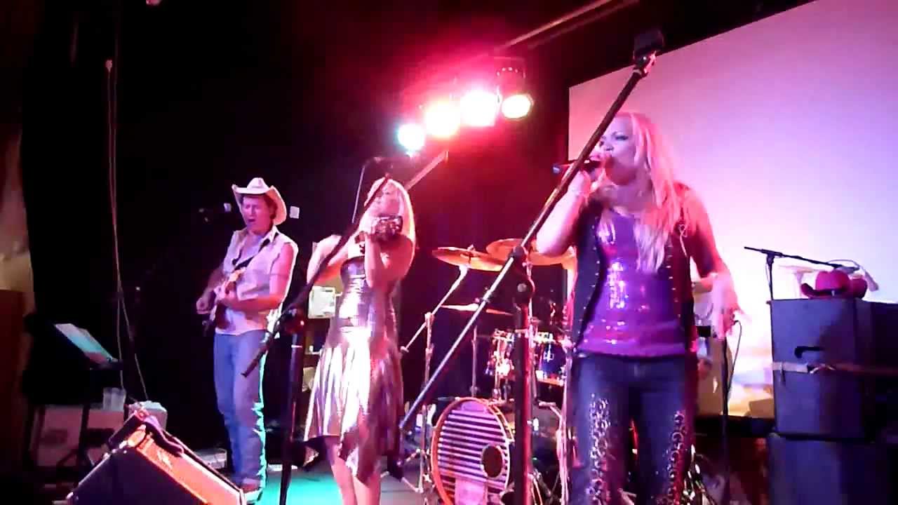 Sandie Dodd with Ruckus at Tamworth. 2010. - YouTube