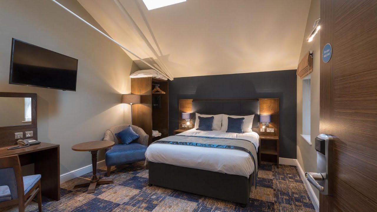 The John Russell Fox Wetherspoon, Andover, UK | Holidays In Europe ...