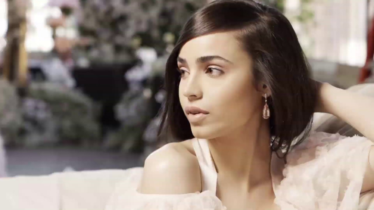 新・レブロン グローバル ブランド アンバサダー：ソフィア カーソン(SOFIA CARSON) - YouTube