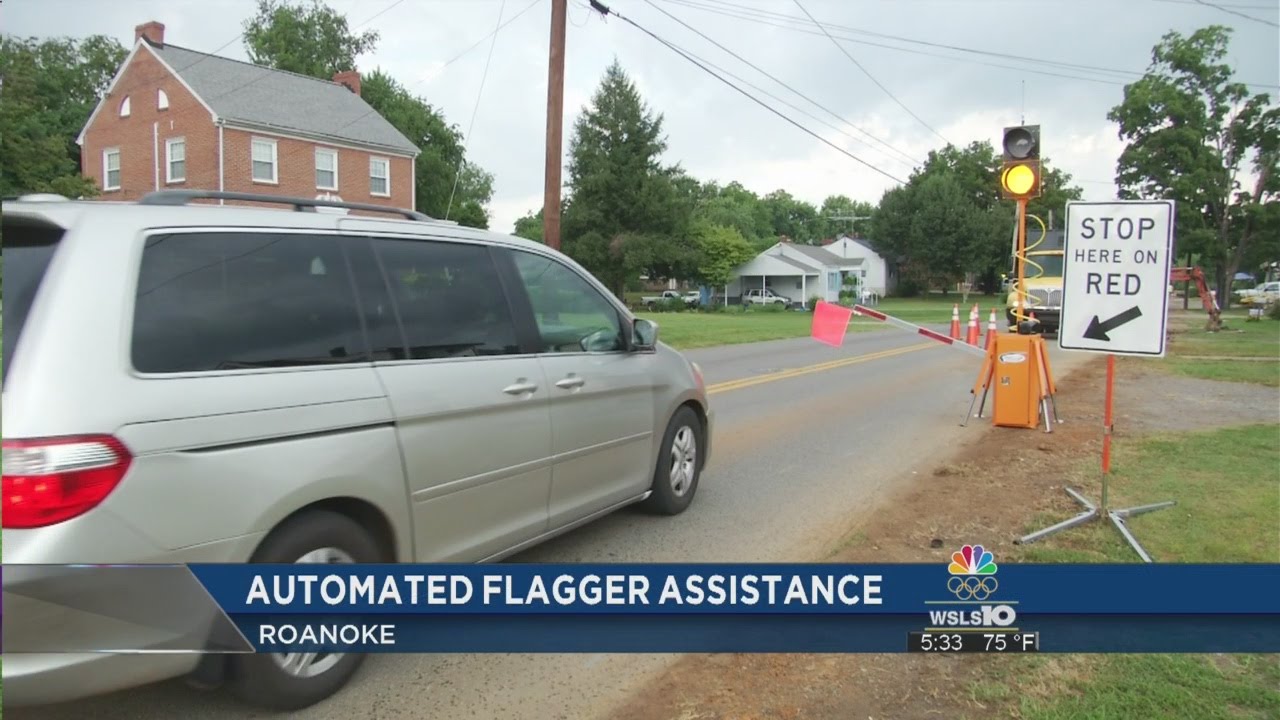 Automated flaggers increase the safety of road crews - YouTube
