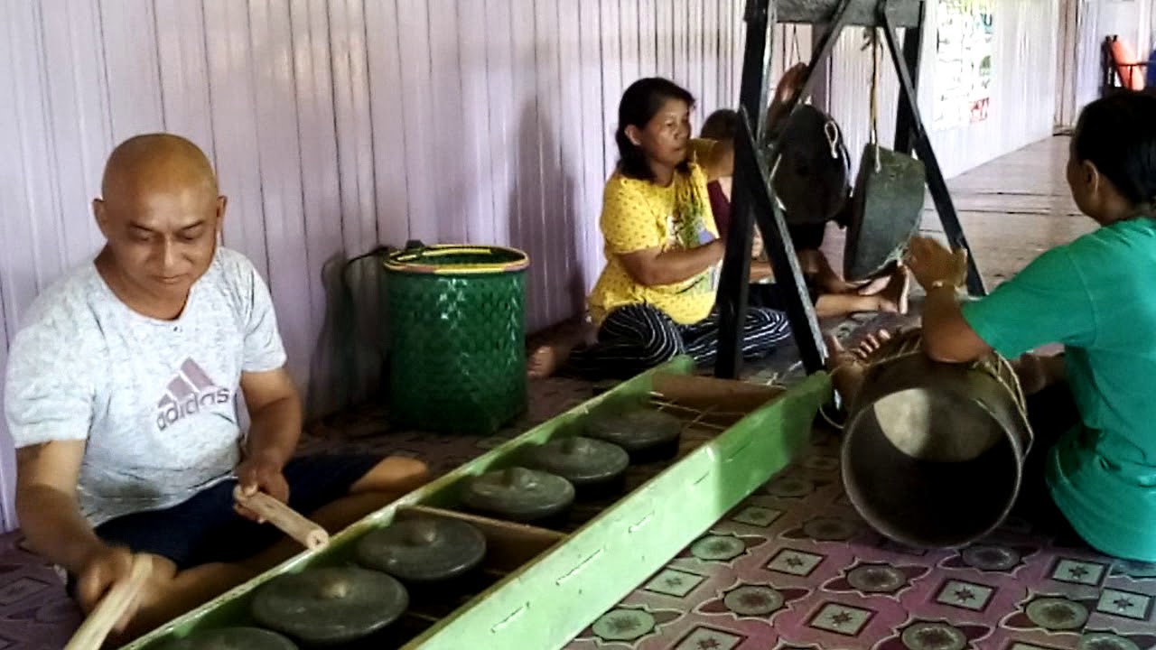 Taboh iban - YouTube