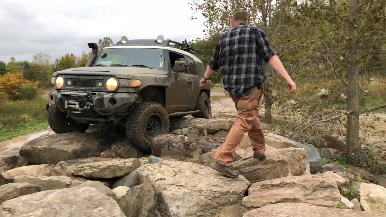 Rock crawling in Lifted FJ - YouTube