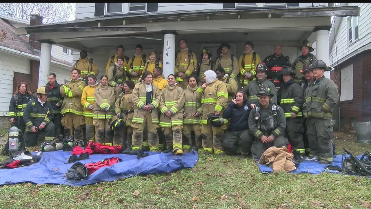 Students participate in realistic firefighting training - YouTube