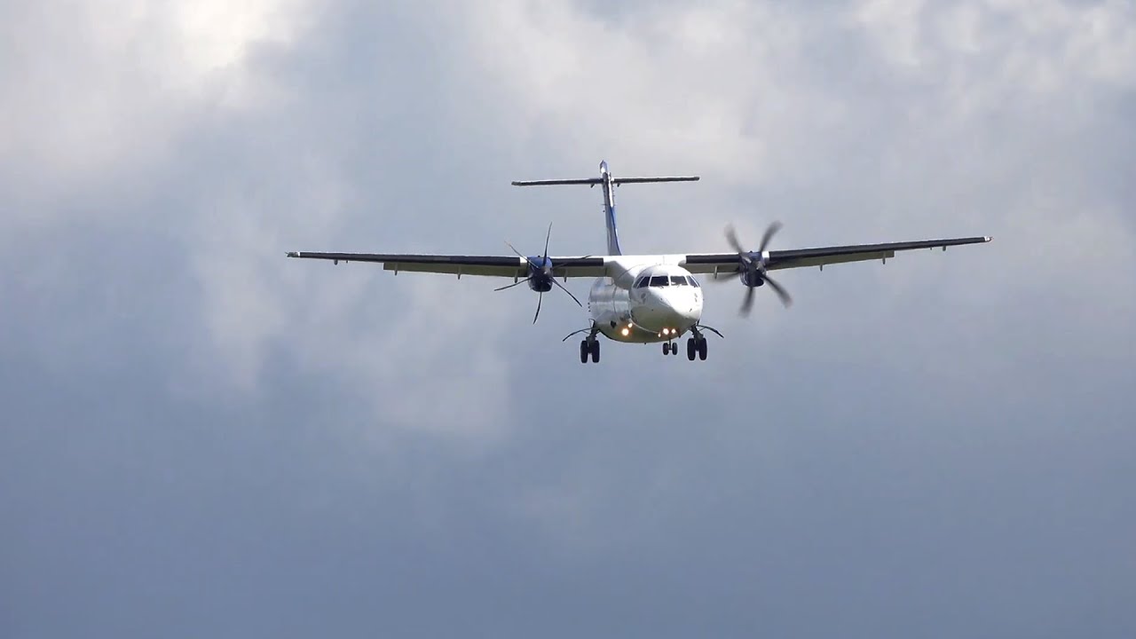 Plane Suffers Sudden Engine Loss After Takeoff - YouTube