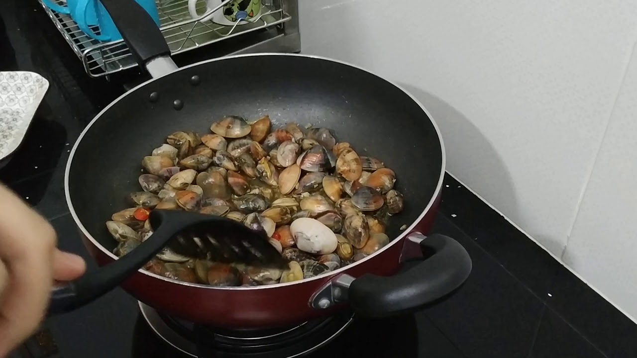 Stir fry seafood lala - 炒啦啦 - YouTube