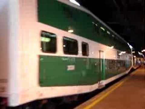 GO Transit Train at Union Station - YouTube