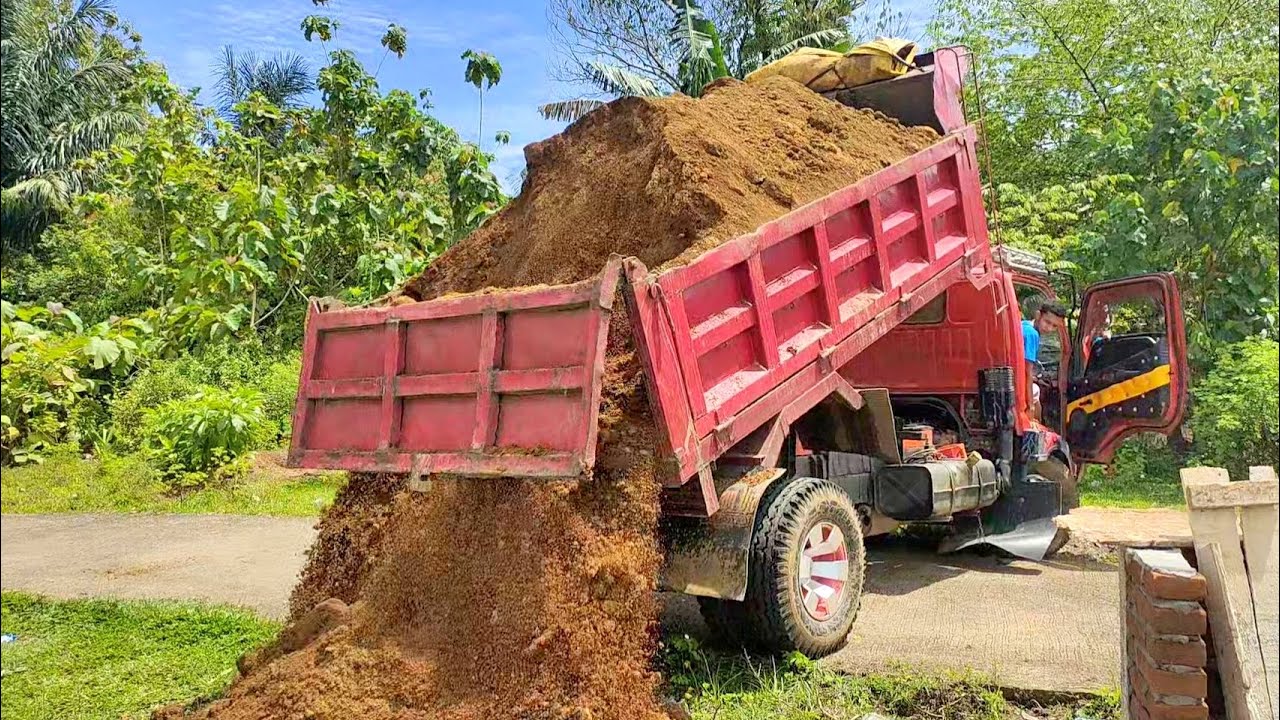 Mobil Truk Dyna Bak Thailand Jomplang Muatan Tanah Full Bak Di Pinggi ...