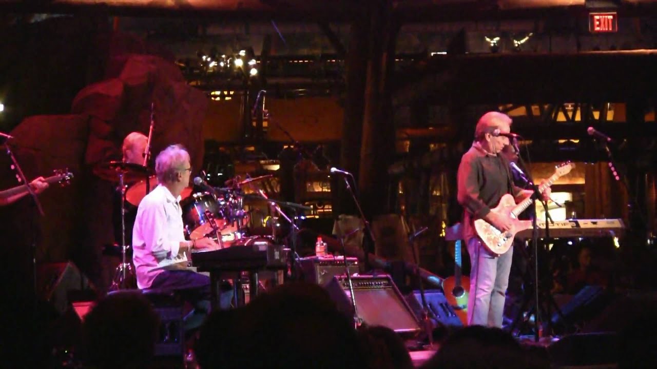 America- "Woman Tonight" (HD) live at Mohegan Sun on 5-29-2010 - YouTube