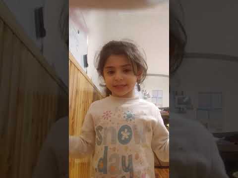Esma mahni oxuyur.