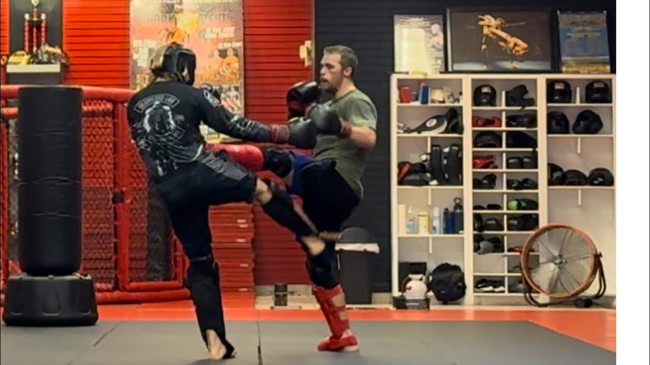 Kickboxing sparring at Grapplers Lair - YouTube