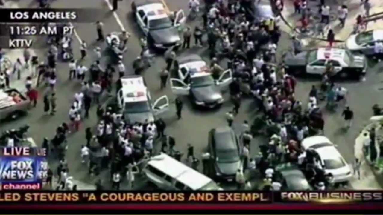 Bank Robbers Toss Cash During High Speed Chase (Video) - YouTube