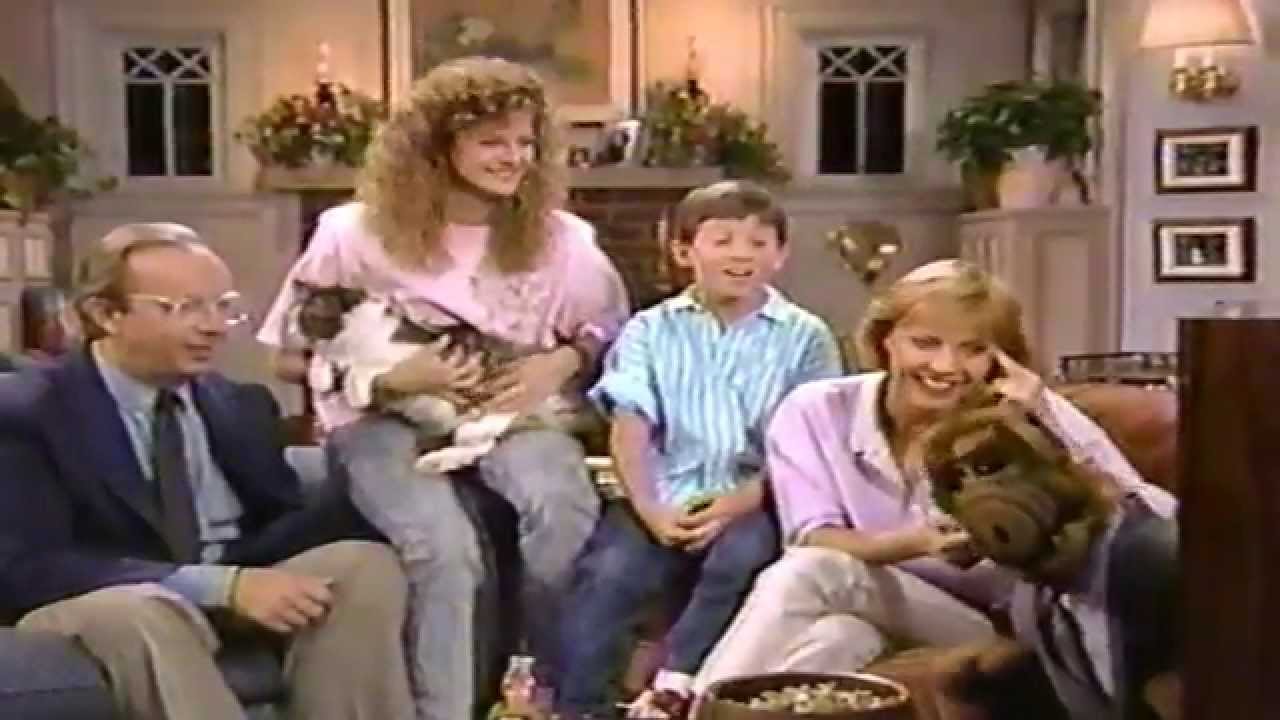 ALF: ALF Season 2 Intro (VHS Rip) - YouTube