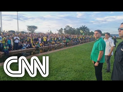 Bolsonaro cumprimenta apoiadores no Alvorada | CNN NOVO DIA