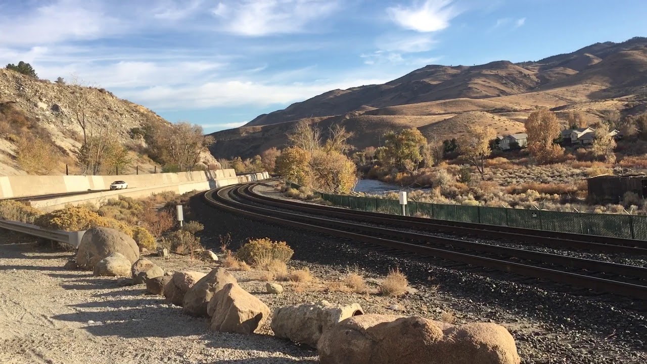 BNSF 4350 leads the trackage rights train thru west Reno - YouTube