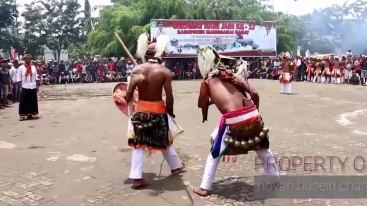 Tarian Caci adat manggarai ntt - YouTube