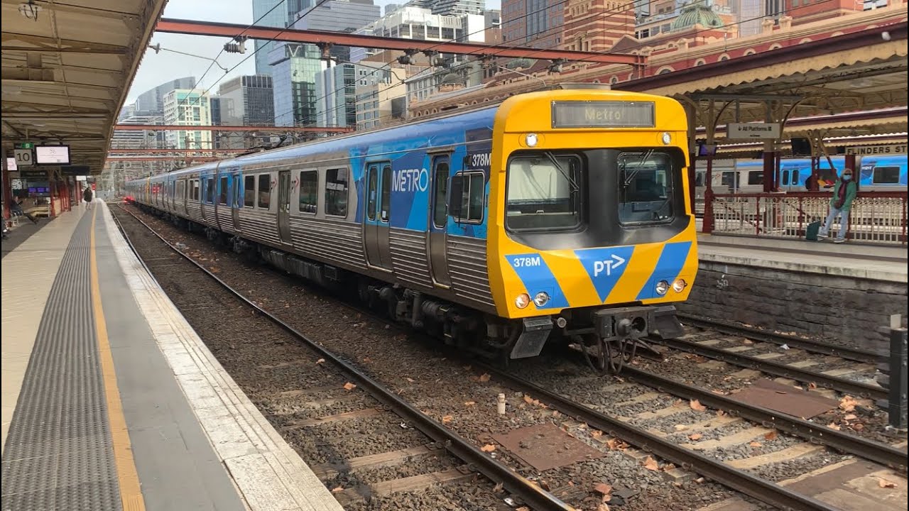 Metro Comeng Arriving at Flinders Street Station from Melbourne Yard ...
