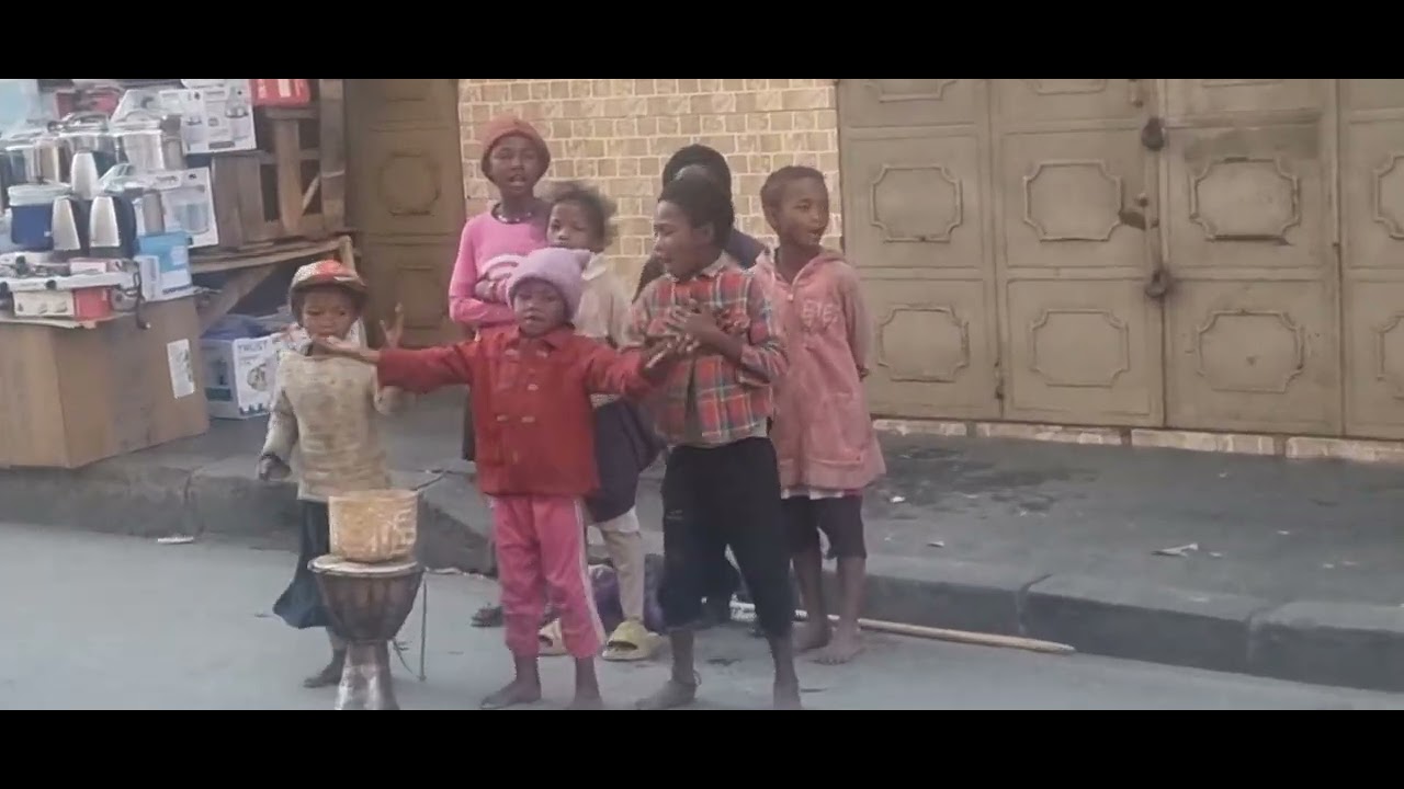 Madagascar street choir - YouTube