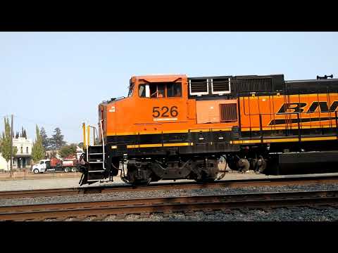 BNSF 526 BNSF 512 LEAD THE SAC LOCAL BNSF 526 WITH A NICE K3LA HORN SHOW - YouTube