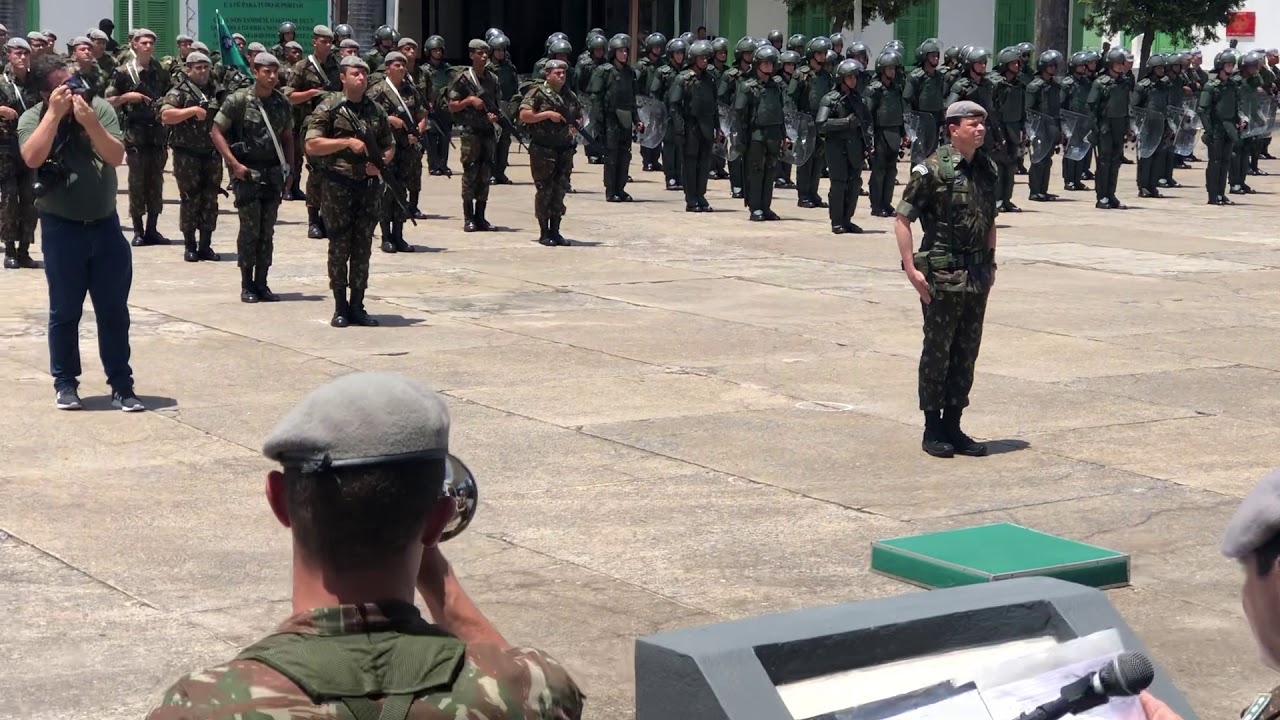 Apresentação da tropa durante a passagem de comando do 12 BIL de ...