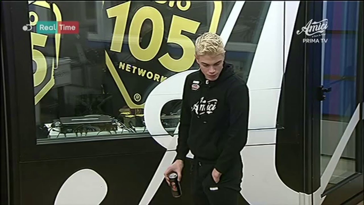 Biondo ascolta per la prima volta “Dejavu” alla radio - YouTube