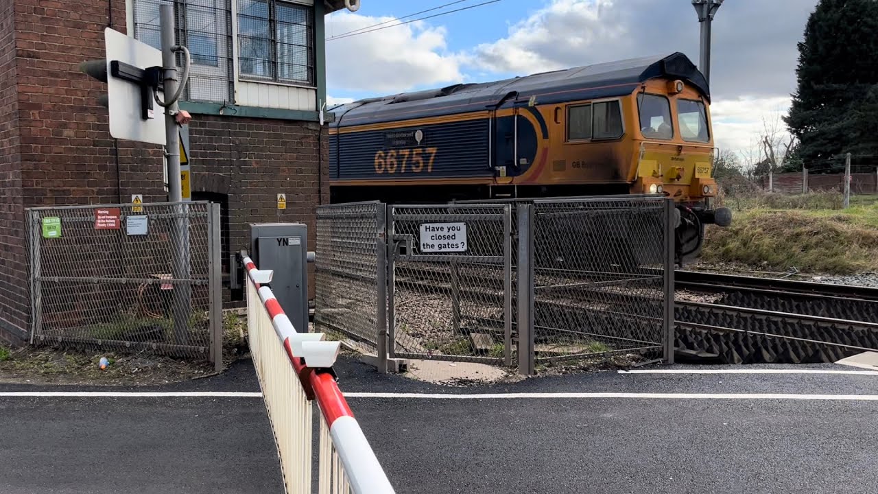 Castleford gates level crossing Tuesday 15 March 2022 - YouTube