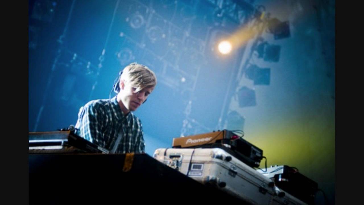 Switch - A Bit Patchy (Sub Focus Remix) - YouTube