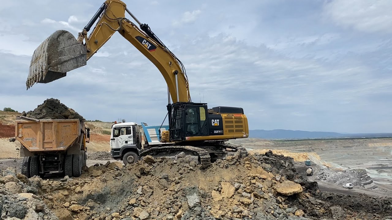 Caterpillar 352F Excavator Loading Trucks - YouTube