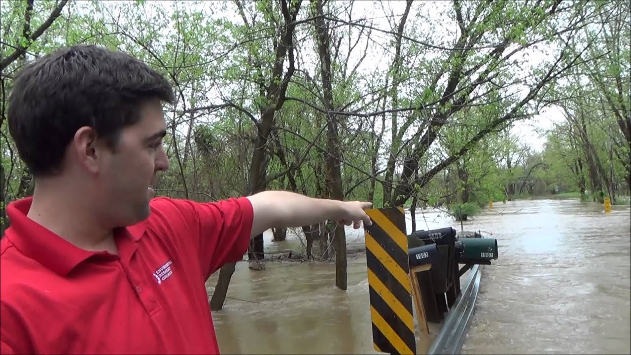 Pick-up almost swept away by fast moving flood waters - YouTube