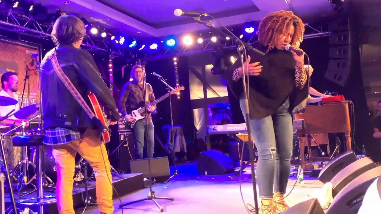 Annie Mack - "Love" [Lecerna 15/11/2018] - YouTube
