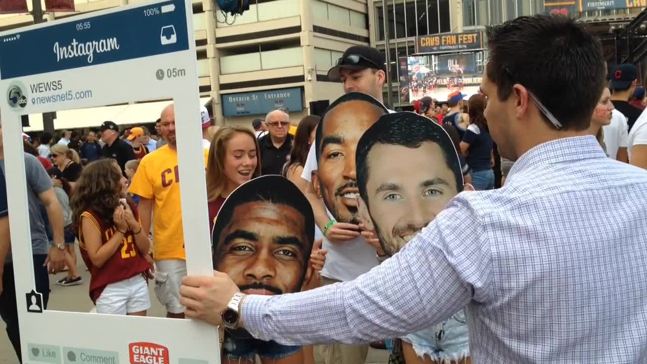 Cavs fans take pictures with the newsnet5 Instagram board - YouTube
