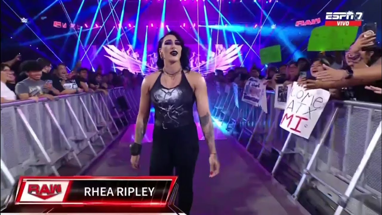 Entrada Rhea Ripley en Raw - WWE Raw 12/08/2024 (En Español) - YouTube