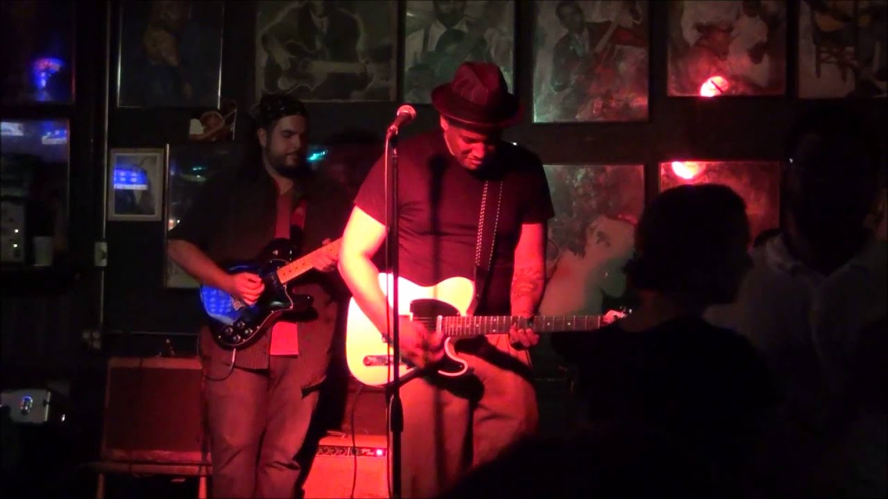 Larry Griffith performing Howlin' Wolf's Evil - YouTube