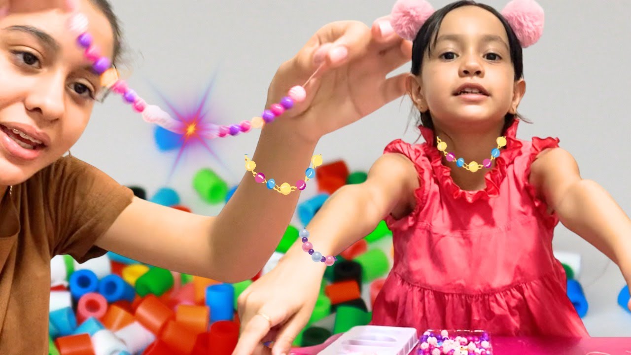 Karen e Sofia brincam de fazer pulseira, muita criatividade e carinho - YouTube